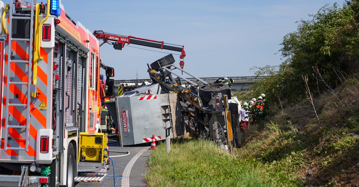 Lkw auf A60 umgekippt – Fahrer schwer verletzt